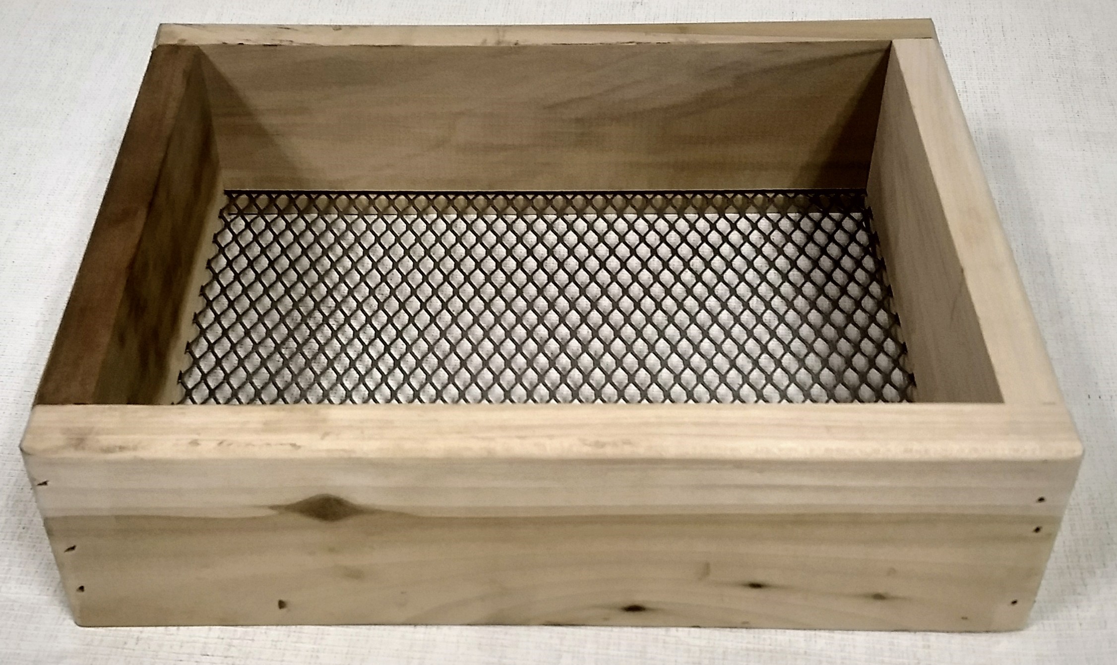 Duke Wooden Sifter Box AC23 - Huber's Animal Health